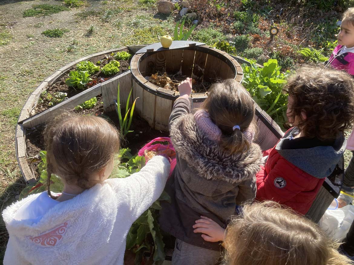 Compost with the Lauris preschool at the Grand Potager – Le Grand Potager