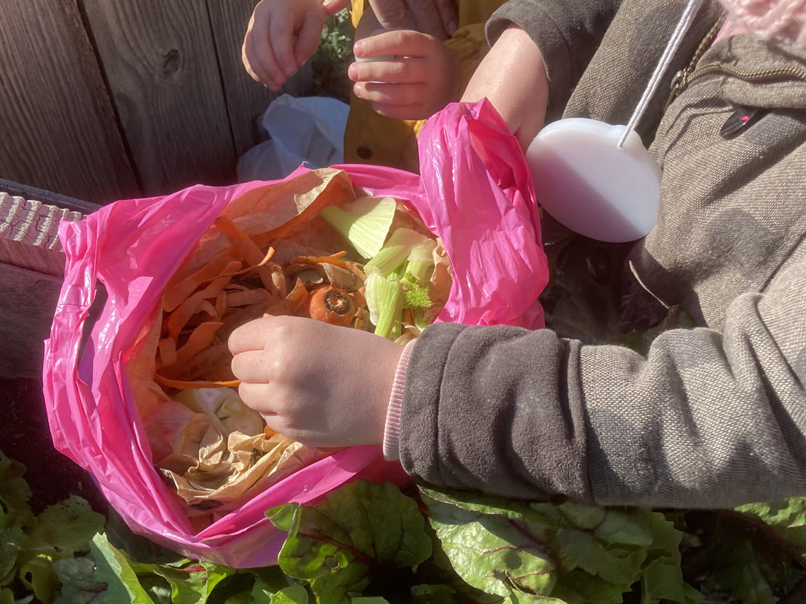 Compost with the Lauris preschool at the Grand Potager – Le Grand Potager